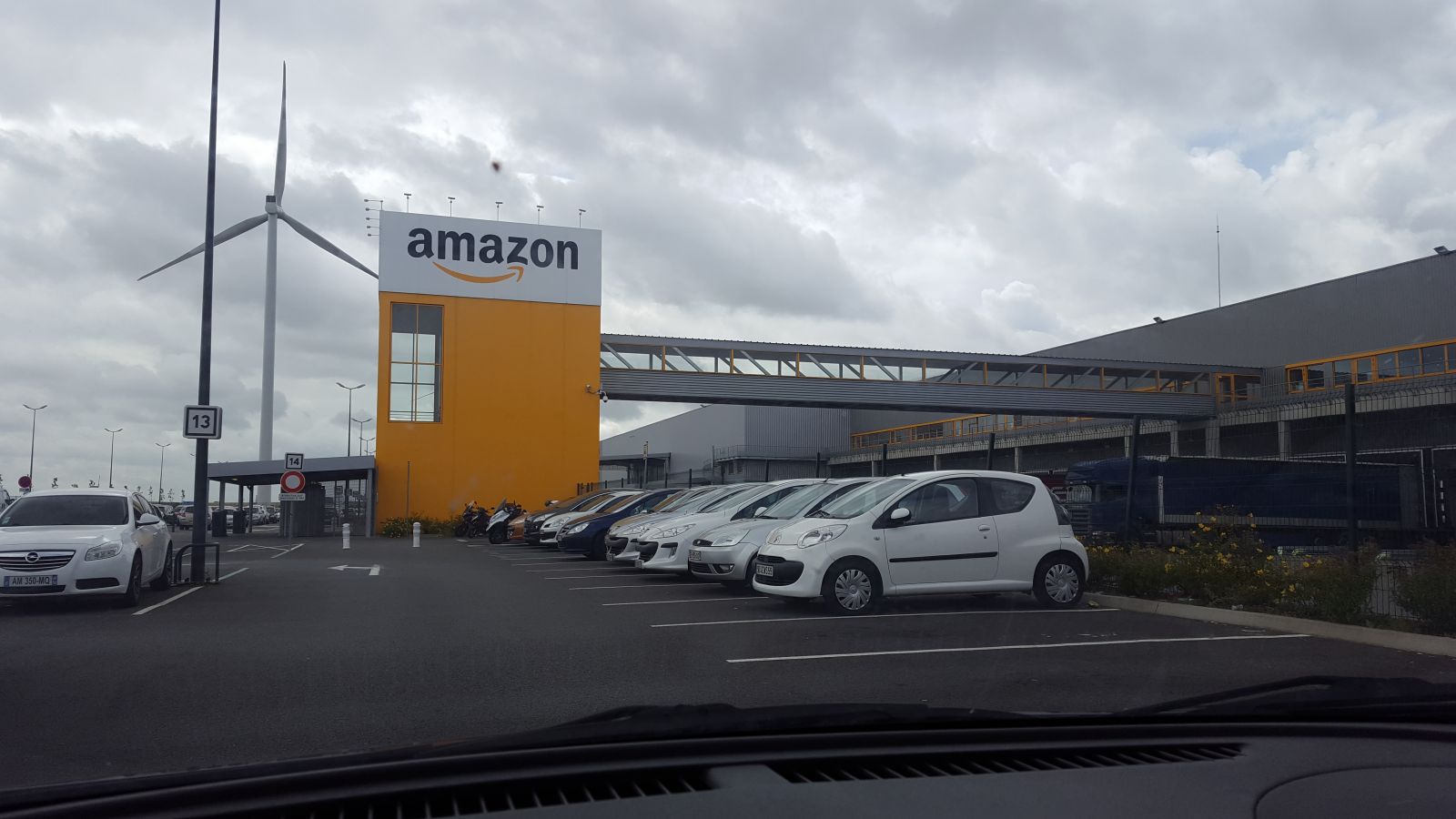 Amazon songerait à ouvrir des magasins en France